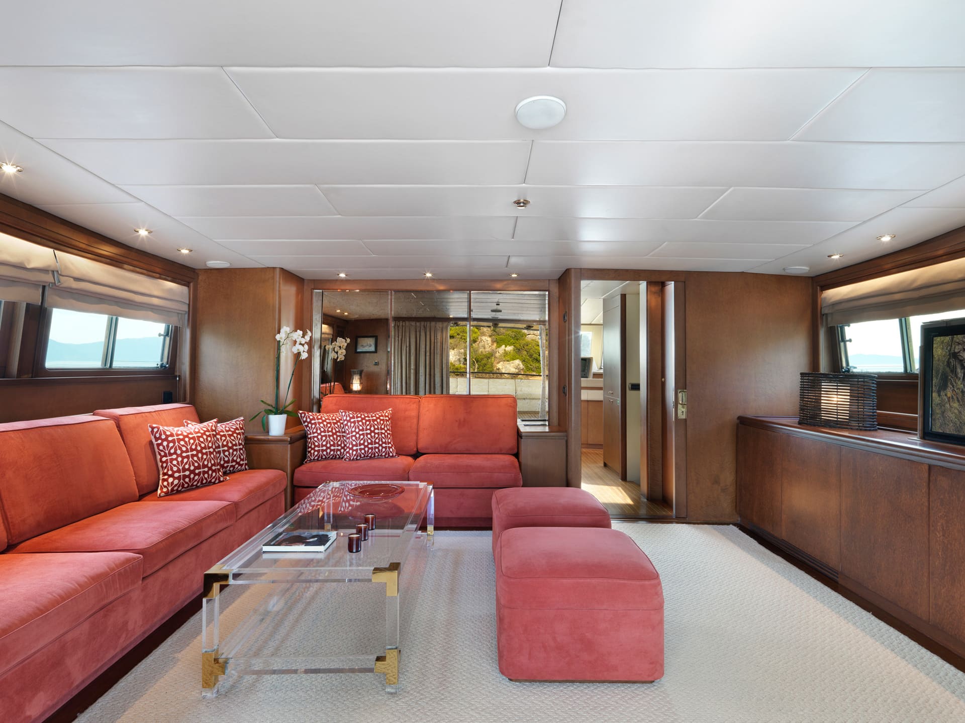 Idylle 37 meter motor yacht for charter with 5 cabins for 10 guests ...