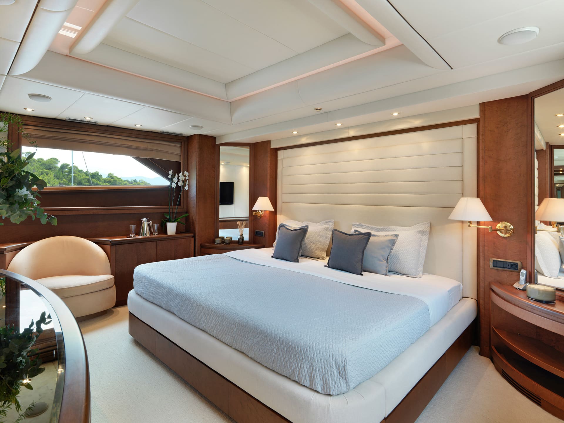 Idylle 37 meter motor yacht for charter with 5 cabins for 10 guests ...