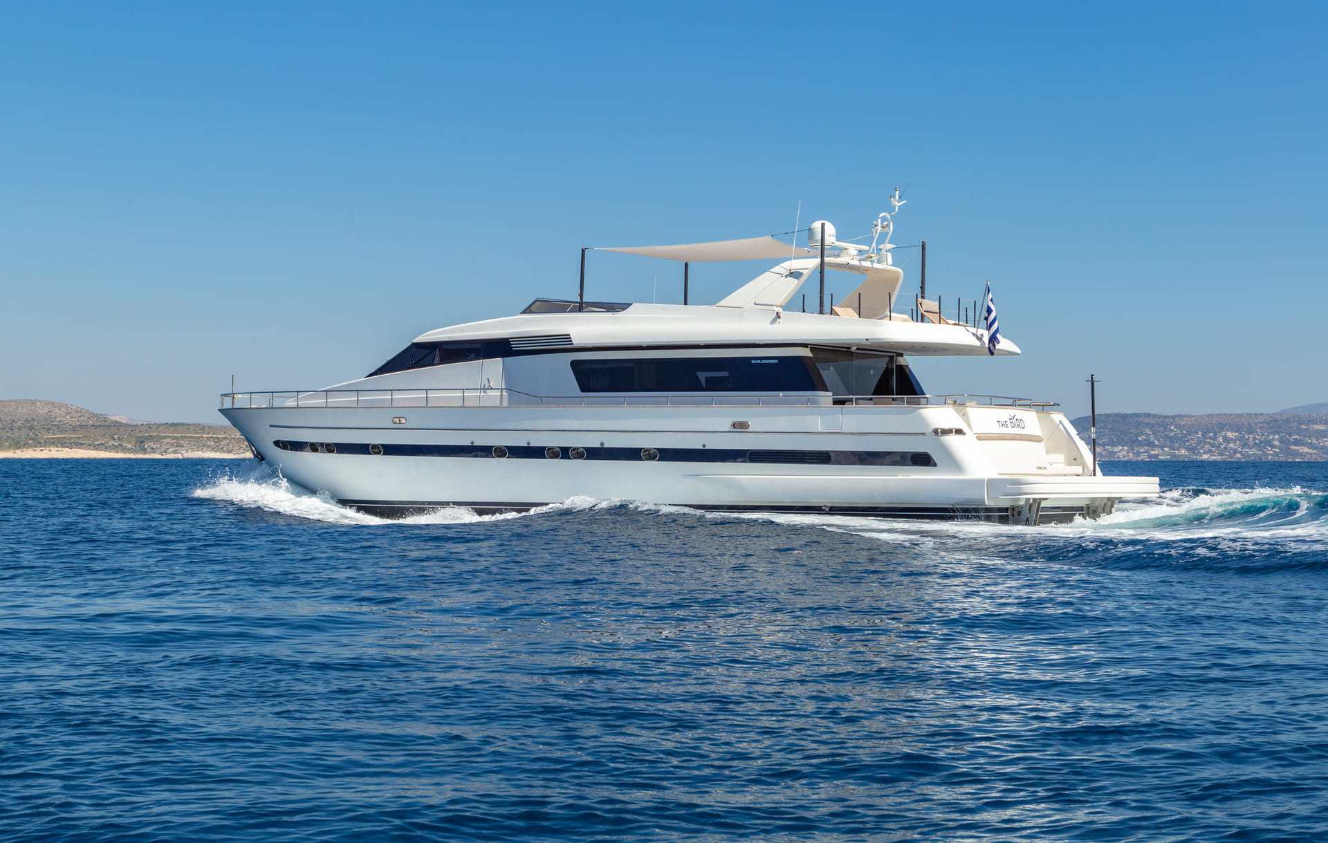 The Bird yate a motor de 26 metros en alquiler con 4 camarotes para 8 ...