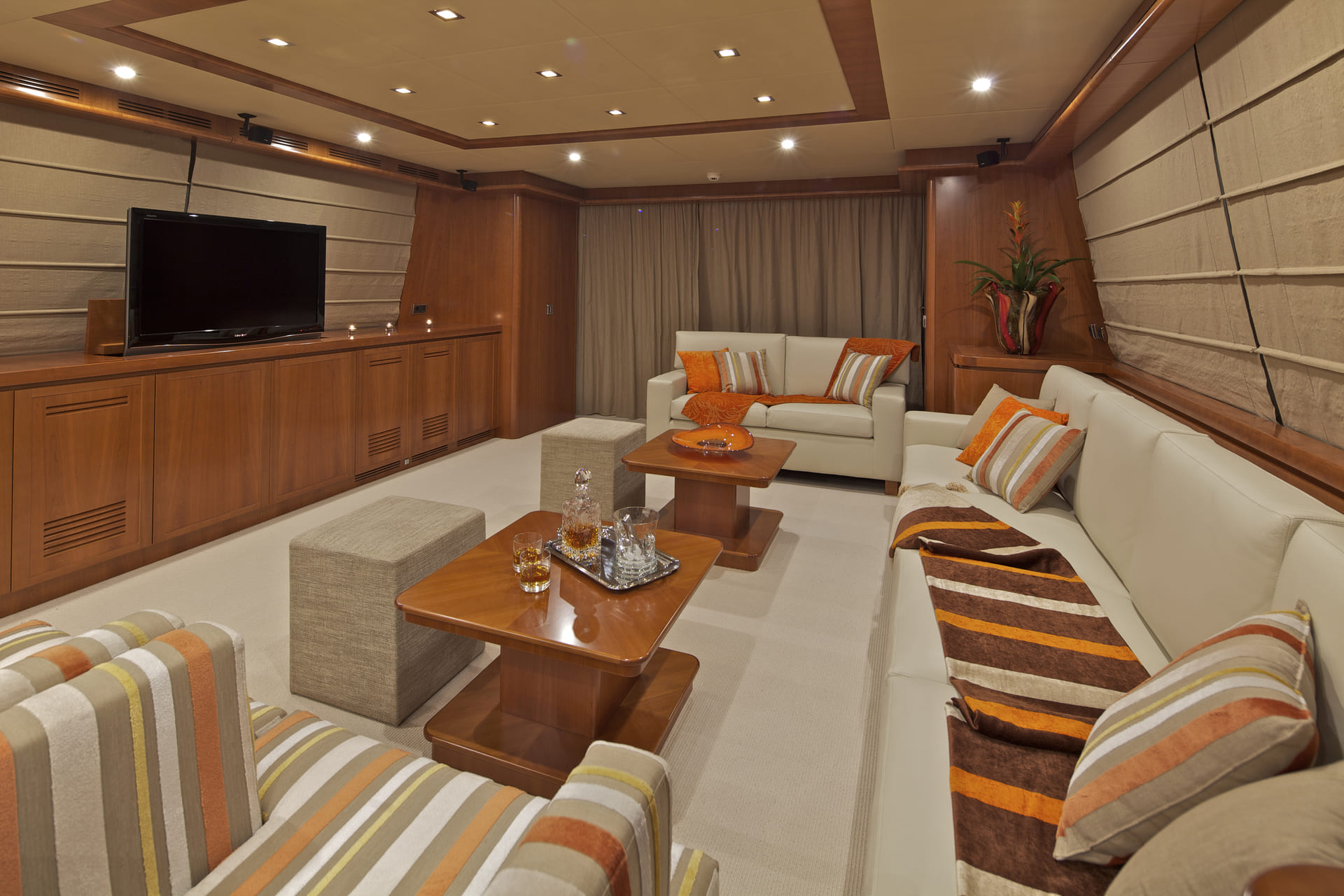 Helios 36 Meter Luxusyacht zu chartern mit 5 Kabinen für 12 Personen ...