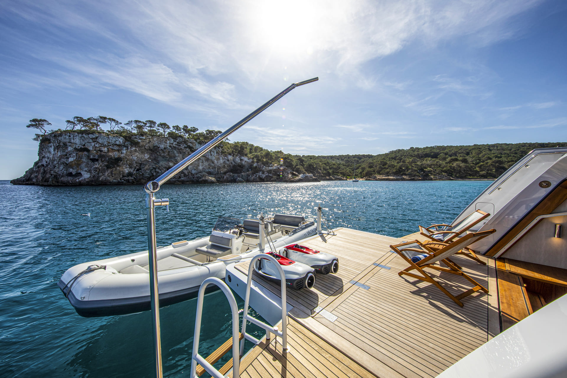 Delta One yate a motor de 36 metros en alquiler con 5 camarotes para 10 ...